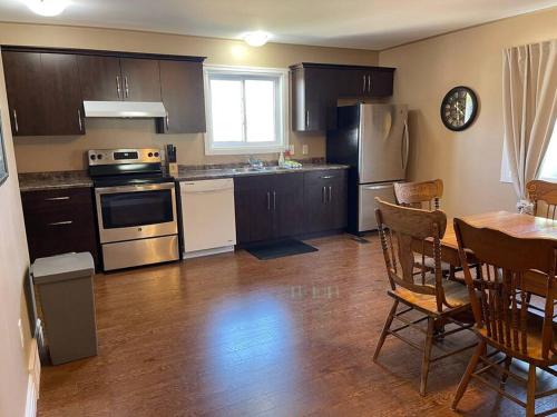 Cozy 2 Bedroom Home In Chatham - Left Side - Chatham-Kent