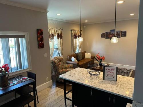 Spacious And Cozy- Near T-station-quiet Neighborhood! - Somerville, MA