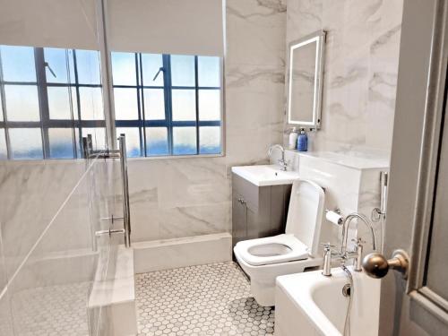 Chelsea Flat 10 Mins Harrods, Balcony, Gym, Air Conditioning - London