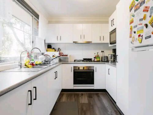 Bidwill Gardens - 2 Rooms A Private Room With A King-size Bed Or Open Lounge Room Floor Mattress Sha - Sydney