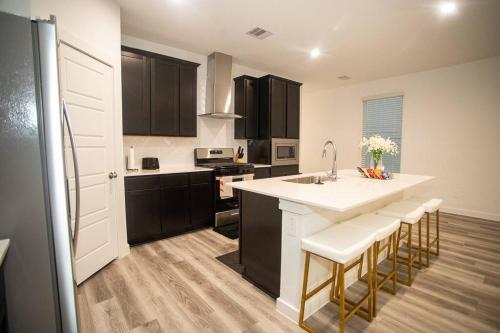 South Houston Splendor: Luxury 4 Bedroom House - Pearland, TX