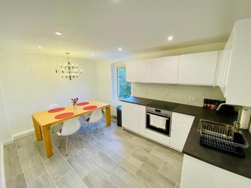 Cute Apartment - Detmold City Center - Large Kitchen, Bath, South Facing Balcony - Free Parking And - Detmold