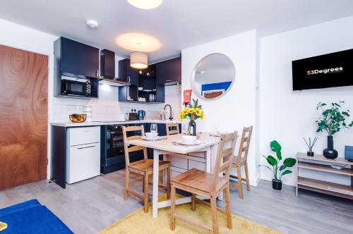 New! Spacious 2-bed Apartment In Crewe By 53 Degrees Property, Ideal For Business & Professionals, F - Crewe