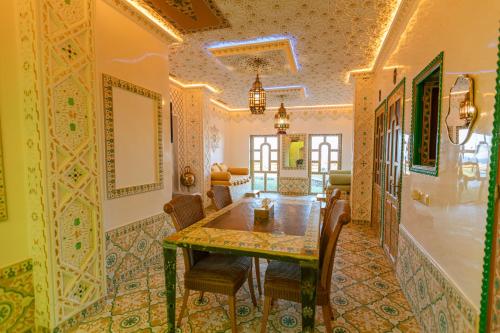 Colorful Traditional Riad W/views Of Spain - タンジェ