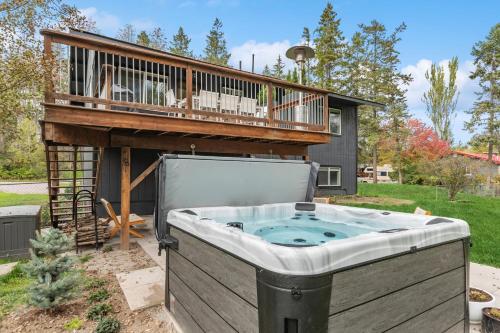 Whitefish Mountain Retreat - Sleeps 14 Near Glacier - Hot Tub & Game Room - Columbia Falls, MT