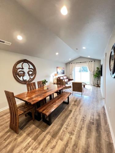 Modern Style King Bed Free Wi-fi With Garage - Spokane, WA