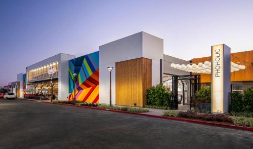 Disneyland Family Retreat I Sleeps 12, Game Room, Pool Table, King Bed & Ev Access - Huntington Beach, CA