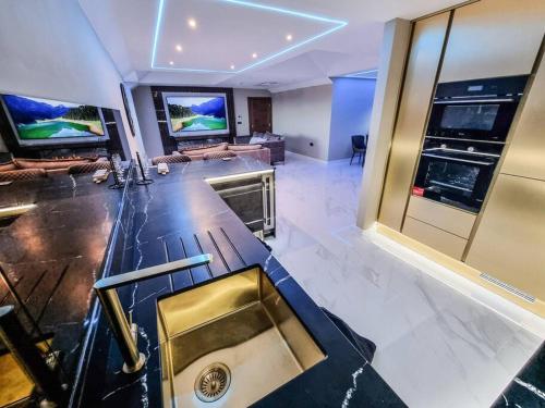 Luxury City Stay: 2-br Penthouse - Wolverhampton
