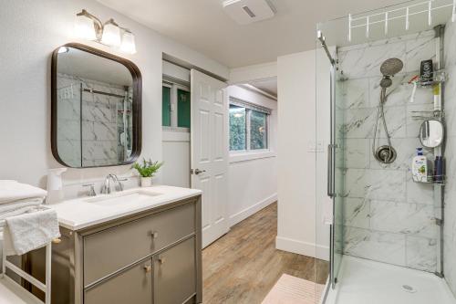 Walk To Beach & Lake Access: Cozy Redmond Apt! - Redmond, WA