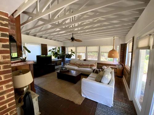 Modern Farmhouse Escape - Midland, NC