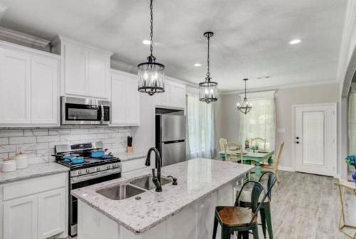 Reduced! Newly Renovated Luxe West Beaumont W Priv - Beaumont, TX