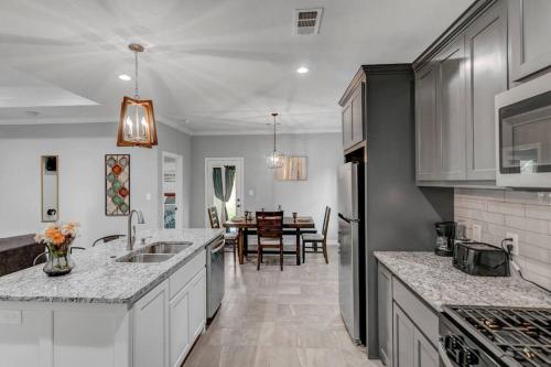 Reduced! Renovated Hidden Gem. Chef Kitch. Wheelch - Beaumont, TX
