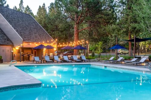 Patio & Pool Access! Year-round Base In Bend - Bend, OR