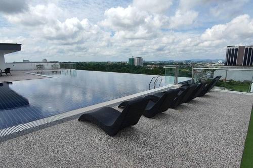 Kozi Square Comfort Studio Home 2d - 쿠칭