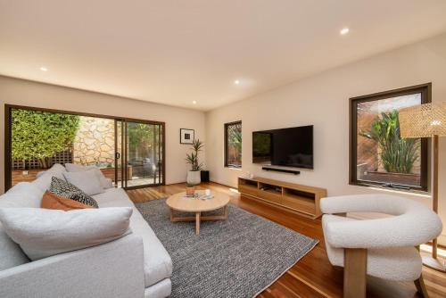 Esplanade Escape To The Brighton Beach Boxes - Bayside City