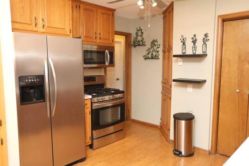 Charming, Central, Cozy Home - Ideal - Dearborn, MI