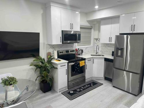Award Winning Boho Paradise Sunlit Modern Suite - Calgary