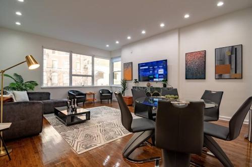 Beautiful Magnificent Mile/rush Street Condo For Up To 8 Guests With Optional Valet Parking - Old Town - Chicago