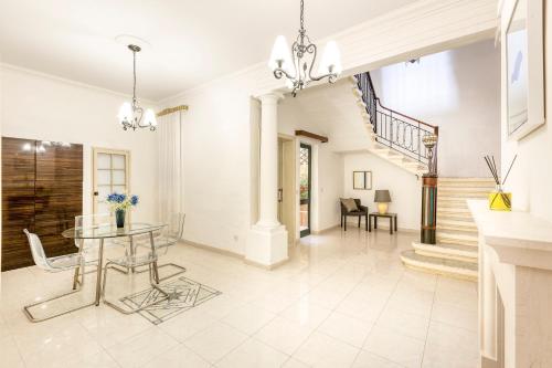 Enormous Luxury 3-storey Townhouse, Rooftop Egas1-1 - Valletta