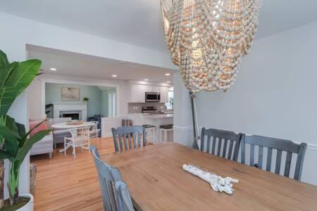 Spacious Retreat With Pool, Game Room & Fireplace, Sleeps 10, Backyard Oasis And Screened Gazebo, Fa - Massachusetts