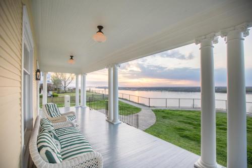 Clifton House - Observatory - King Suite, Sleeps 4, Mississippi River Views - Natchez, MS