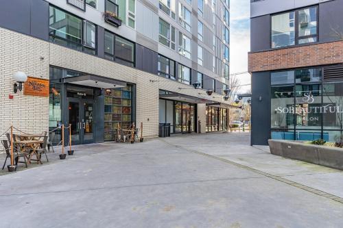 Close Downtown Modern Apartment - Pet Friendly, Wifi, Rooftop Views - Seattle, WA
