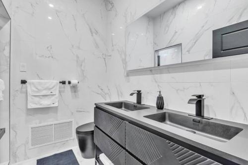 Stylish 2-bedroom Getaway, Luxurious & Conveniently Located To Experience The Pulse Of The City - Ap - Montreal