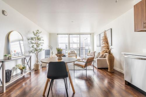 Seattle Modern And Stylish Penthouse Apartment (Wifi, Pet Friendly, Rooftop) - Bothell, WA