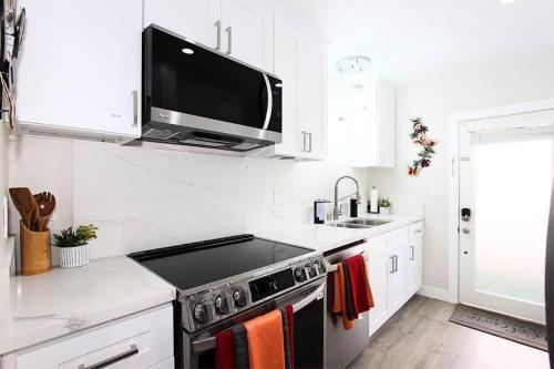 New! 2-bedroom Fontana Guest House Close To Kaiser Permanente - Ontario, CA