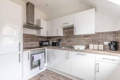 Cosy Central Windsor Apartment , Parking - By Tempstay - Slough