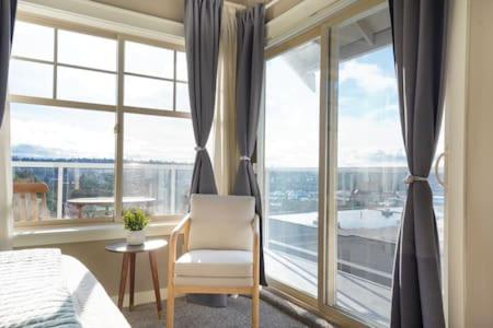 Fremont Home With Panoramic Views Near Woodland Zoo - Seattle, WA