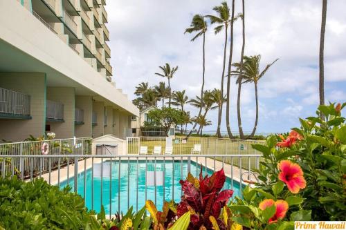 Beachfront Condo With Views - Kalaeʻōʻio Beach Park