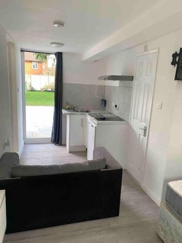 Cosy Studio Flat-just Renovated-free Street Parking & Independent Entrance - 트위크넘