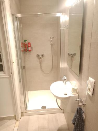 Small Stylish Room With Comfortable Queen-size Bed In Very Large, Beautifully Decorated Shared Flat - Málaga, Spagna
