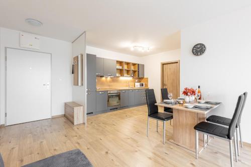 Sunny Haven: Modern 2br,garage, Wifi,stream - Bratislava