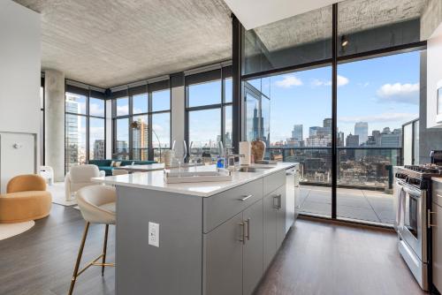 Fulbrix Bright Designer Apartments With West Loop Views - Evanston