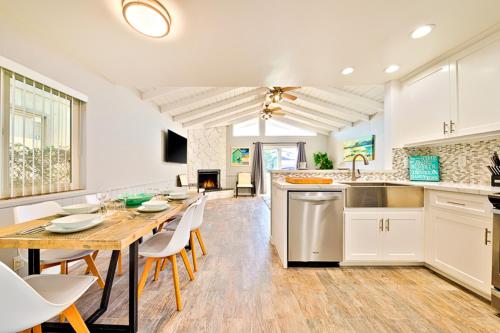 6 Bedroom Home With Rooftop Deck Between The Bay & The Beach - Newport Beach, CA