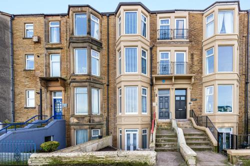 Beachfront Apartment 3 Bedrooms Sleeps 7 - Gateway To The Lake District - Newly Refurbished - Morecambe