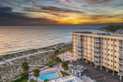San Marco 5th Floor With Private Beach - Venice, FL