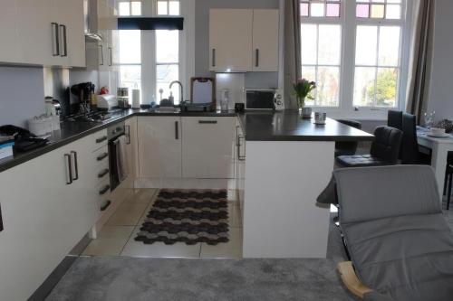 Spacious 2-bed 2-bath Apartment With Free Parking - Central Poole - Bournemouth