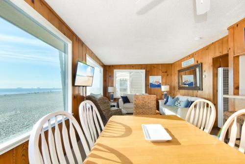 Upstairs 2 Bedroom Home With Ocean Views On 65th St - Newport Beach, CA