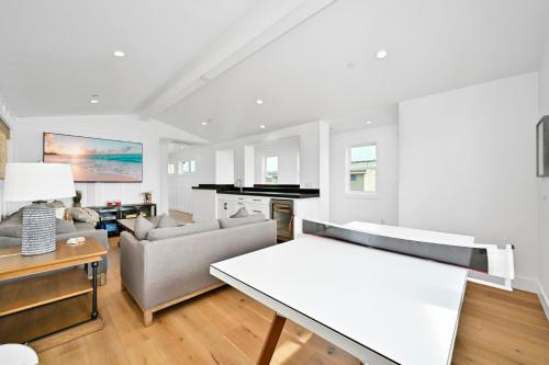 4 Bedrooms In Brand New Luxury Built Home Walk To The Beach - Newport Beach, CA
