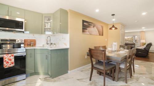 Upgraded Haven With Free Parking! Close To The Airport! - Garden City, NY