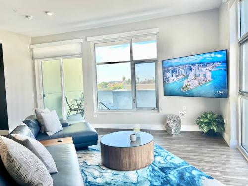 Large Hollywood Corner 2 Bedroom With Private Balcony - Beverly Hills, CA