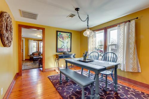 2 Mi To Ua: Central Fayetteville Home W/ Patios - Fayetteville, AR