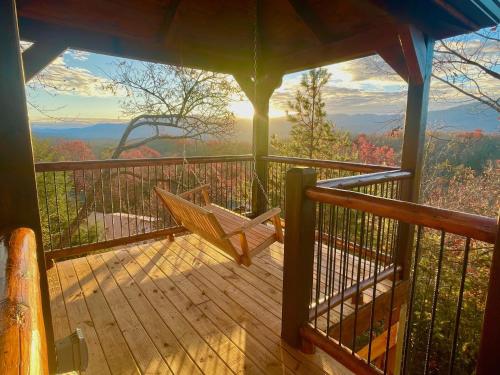 New Luxe Cabin-great Views, Pool, Hot Tub, Theater - Gatlinburg, TN