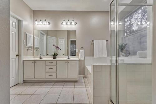 Lovely Woodlands Home W/heated Pool And Spa! - Tomball, TX