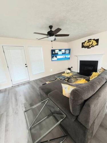 A Touch Of Sunshine Ideal For Long Term Stays - Fayetteville, NC