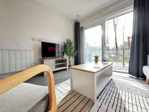 Luxury Canal-side Apartment, Hemel Hempstead, Free Parking, Perfect For Contractors - Hemel Hempstead