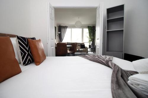 Peaceful 3 Bed Flat With Parking And Balcony By Cto Serviced Apartments - Cardiff